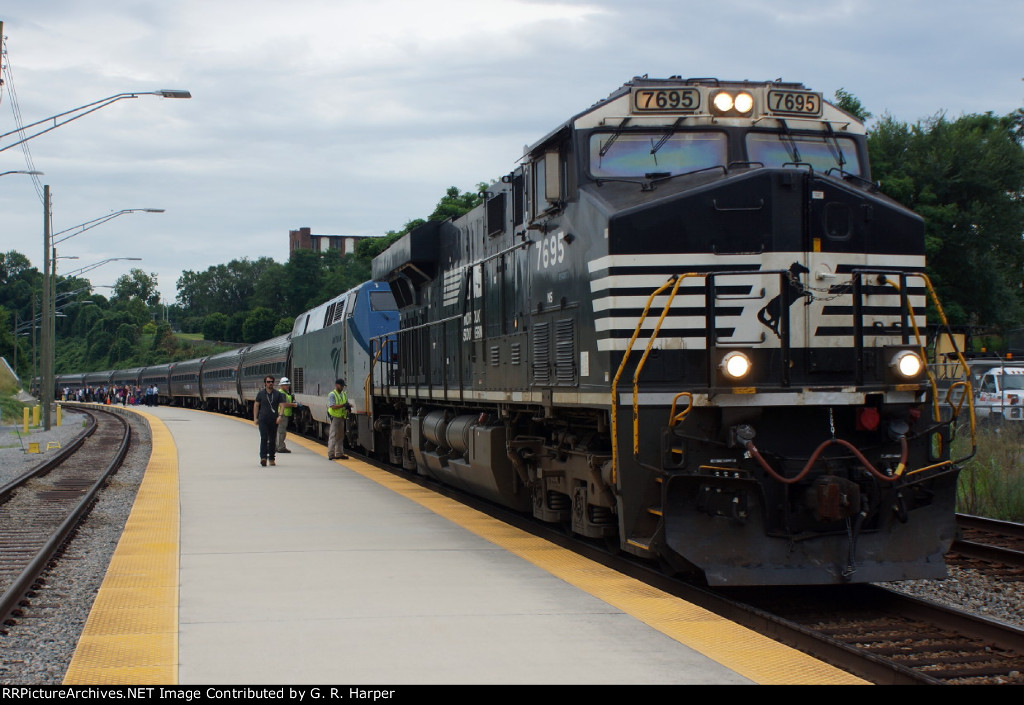 NS 7695 gets cut off from train 176